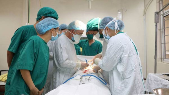Surgeons perform operation on pregnant woman with two wombs | Health ...